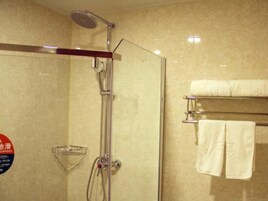 Secador de cabelo, chinelos, shampoo