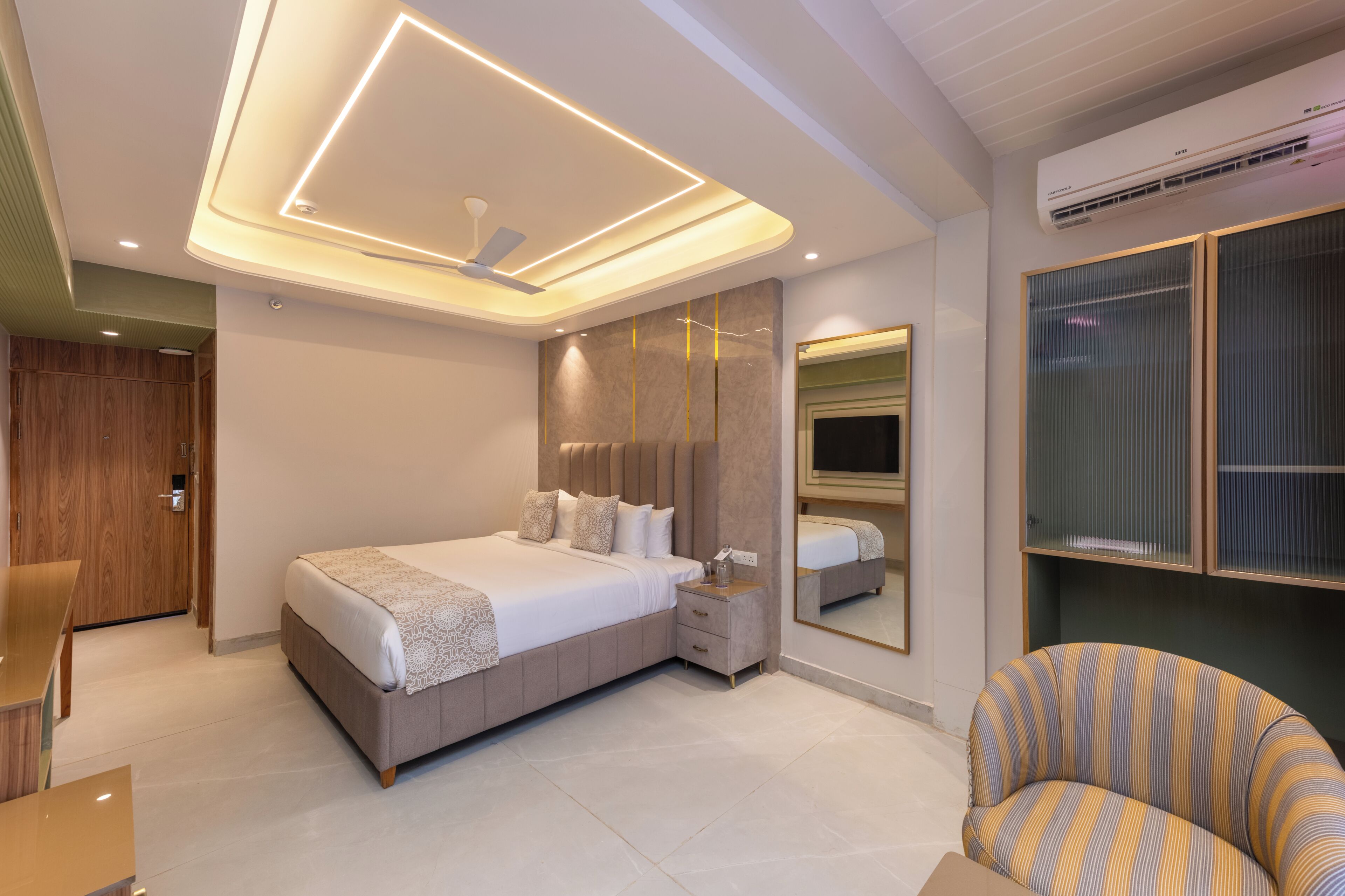 Quarto Duplo Deluxe | Minibar, cofre no quarto, secretária 