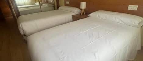 Quarto duplo, vista para a cidade | Escrivaninha, cortinas blackout, Wi-Fi de cortesia