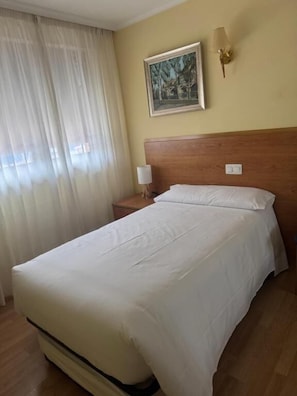 Quarto Individual Clássico, Vista para a cidade | Secretária, cortinas/cortinados opacos, Wi-fi grátis 