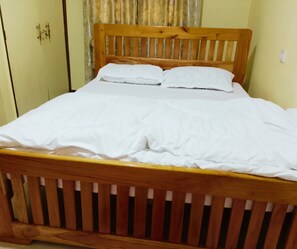 Quarto, 1 cama de casal, casa de banho privativa