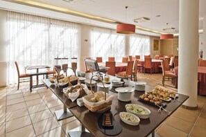 Café da manhã com buffet grátis todos os dias