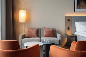 Suite Júnior, não fumadores | Sala de estar | Smart TV de 42 polegadas com canais digitais