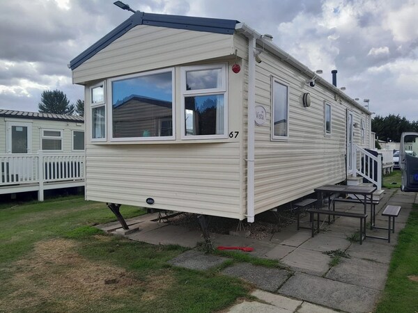 Chalet Sleeps 6 With Lake Views Parking - Skegness