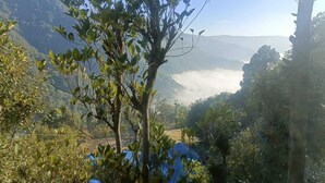 Paisagem montanhosa com vegetação densa e céu limpo.