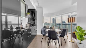 Suíte família, várias camas | Área de estar