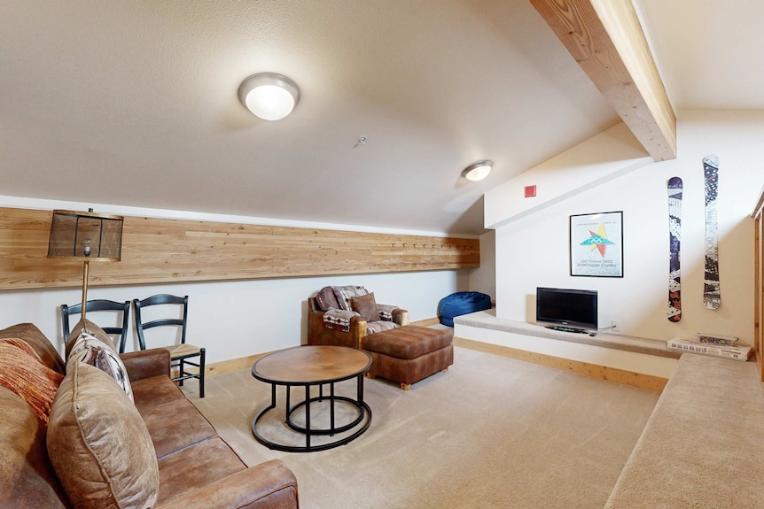 Centrally Located Condo With Pool, Tennis, Hot Tubs, & Fireplace - Near Skiing - Tahoe City, CA
