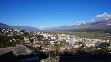 Uma cidade com edifícios e montanhas ao fundo.