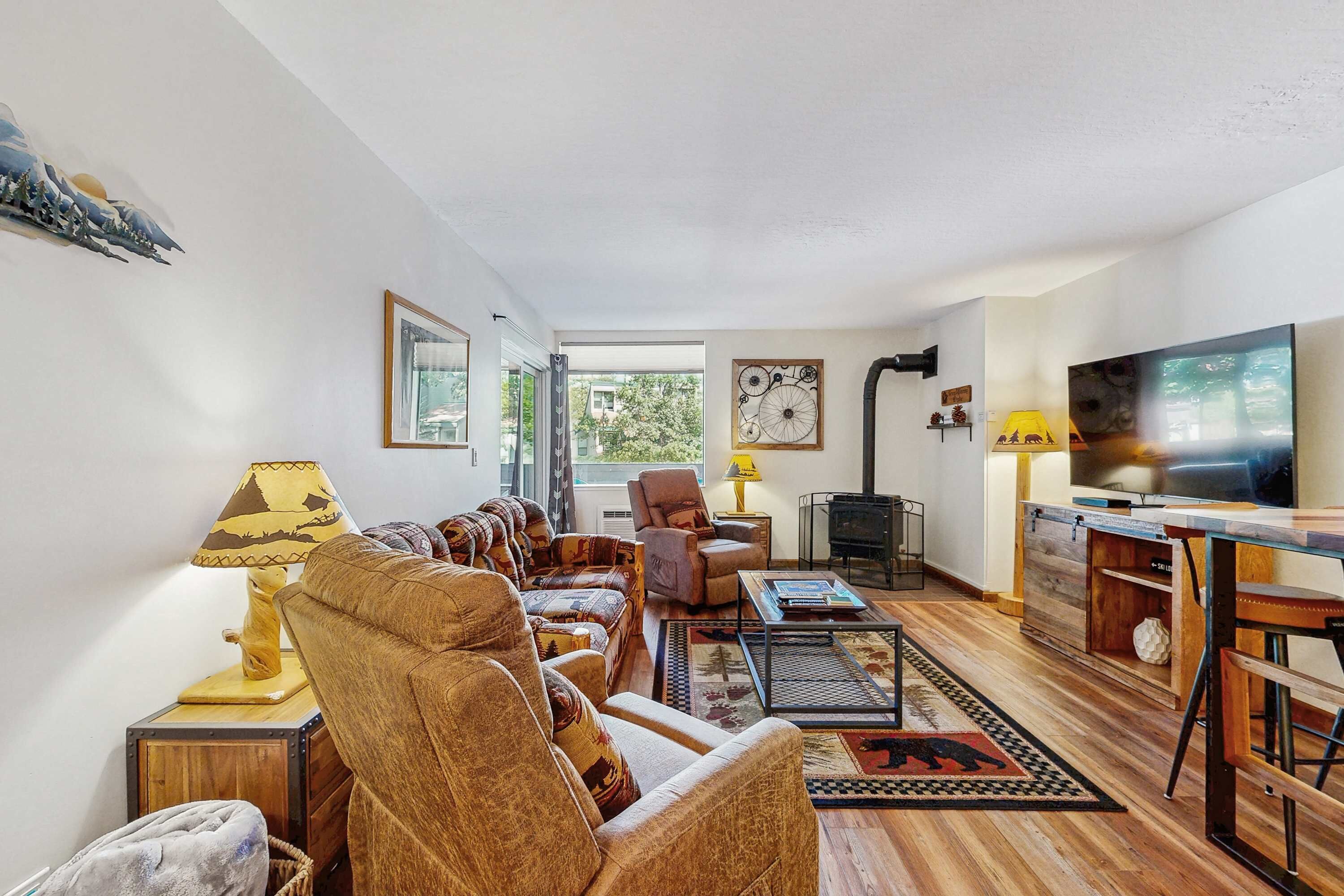 Stylish Condo - Private Beach Access, Shared Hot Tub, Pools, Marina & Firepit - Lake Tahoe