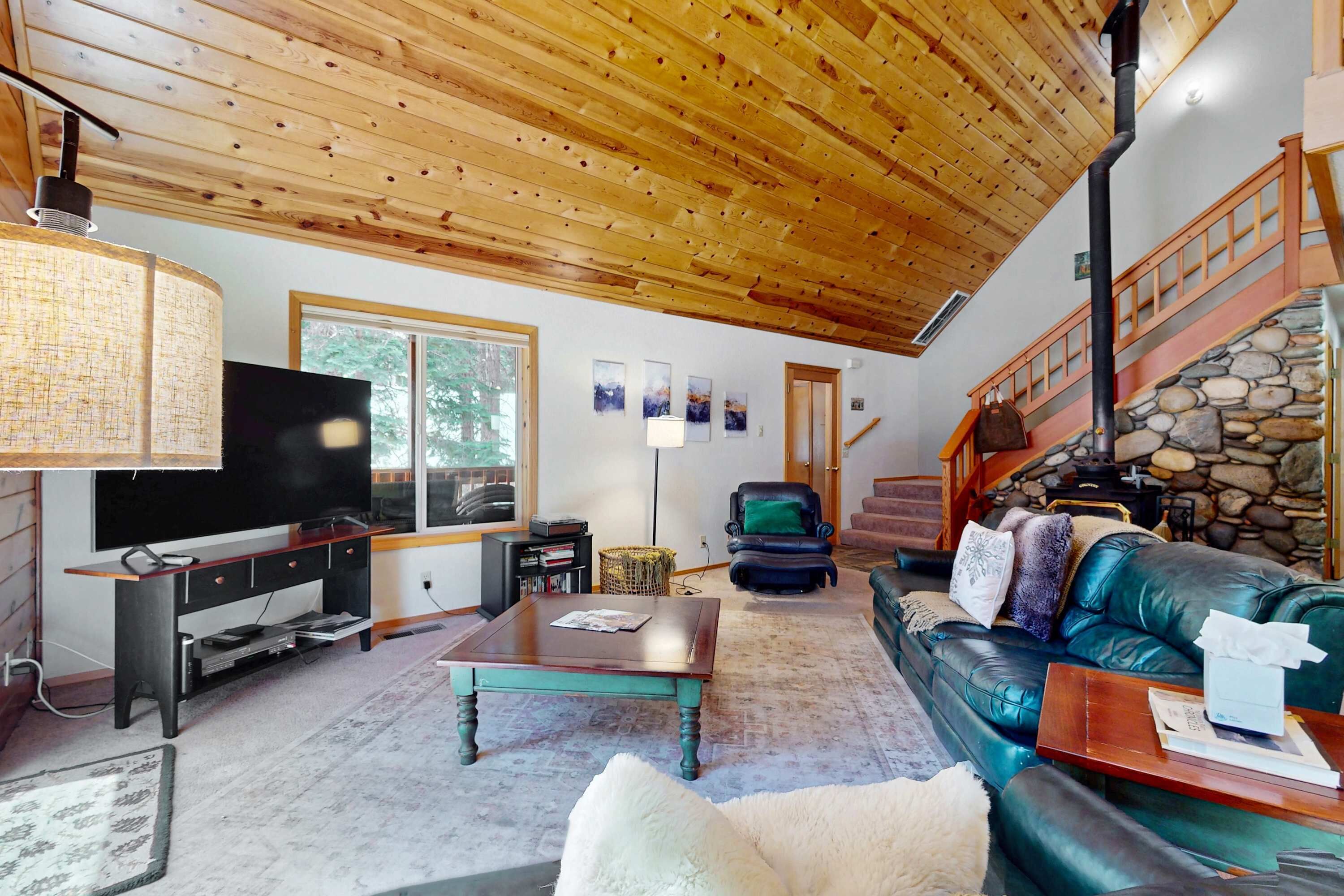Cozy Family-friendly Home With Wood-burning Fireplace, Loft, Desk, & Pool Access - Truckee, CA