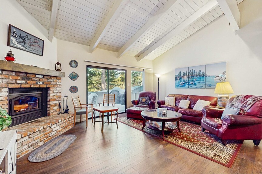 Spacious Condo W/fireplace, Deck, Wet Bar, Pool, Free Shuttle To Ski Resort - Carson City, NV