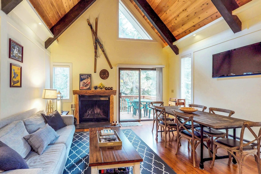 Beautiful & Spacious Townhome With Deck - Close To The Lake & Slopes - Carson City, NV