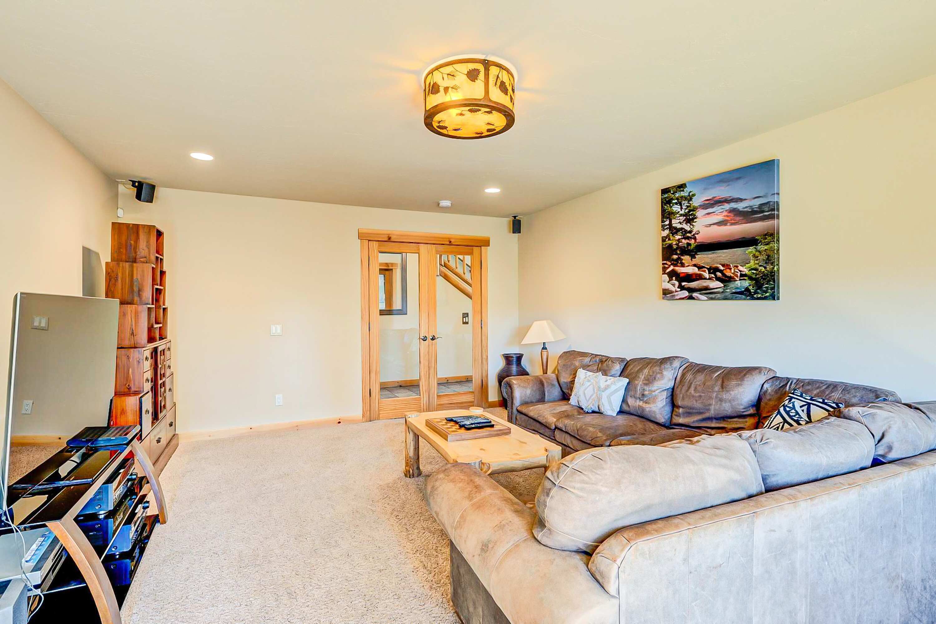 Spacious Tahoe Donner Retreat With Private Hot Tub - Near Trails, Slopes & Golf - Truckee, CA