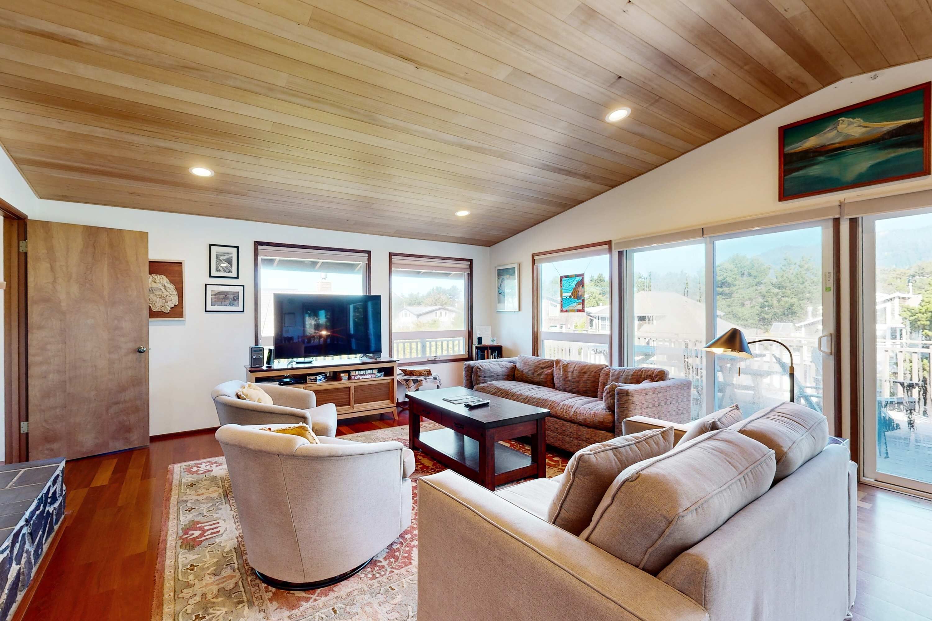 2-story Dog-friendly Home With Ping-pong, Gas Grill, Deck, Wood Stove-fireplace - Manzanita, OR