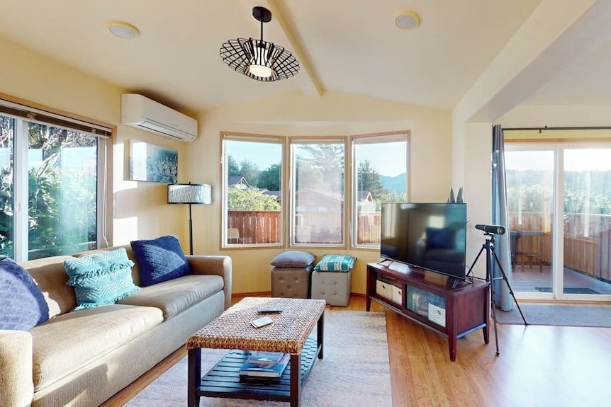 Private Cabin Close To Trails With Hot Tub, Grill, And Dazzling Ocean Views - Oregon