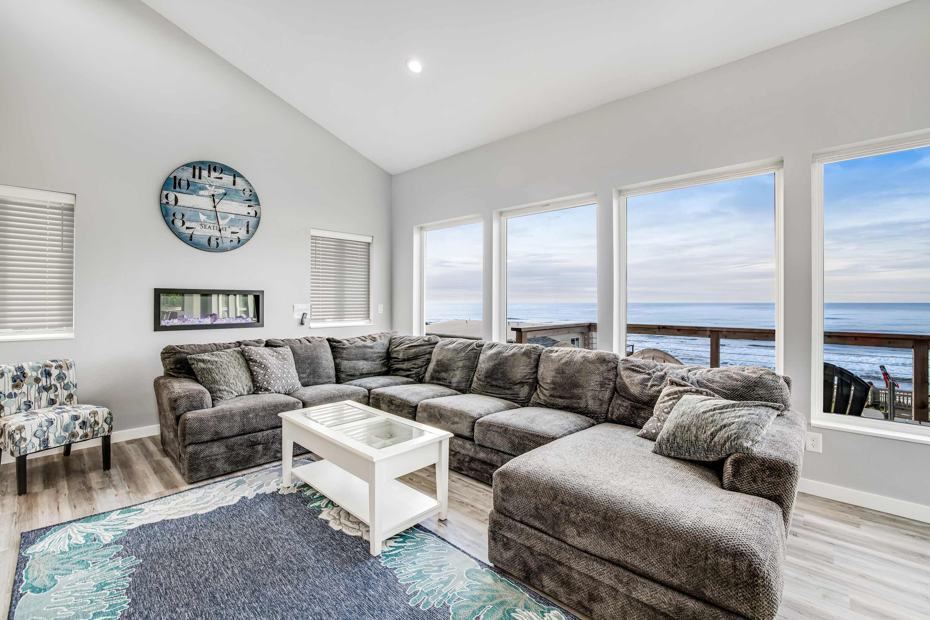 Oceanfront Home With Hot Tub, Private Beach Access & Ocean Views - Dog-friendly - Newport, OR