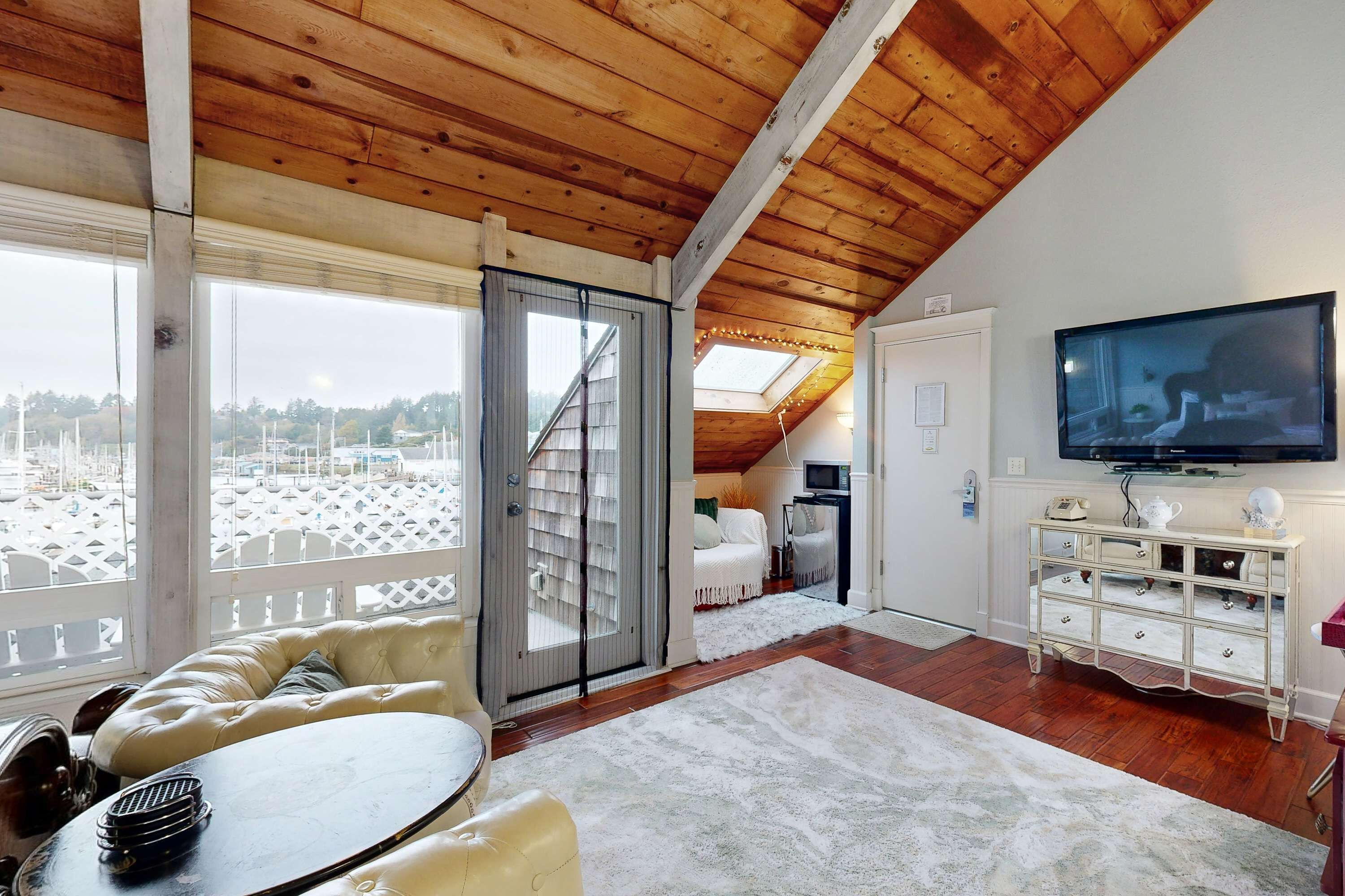 Oceanfront Studio - Harbor Views, Shared Sauna & Dog-friendly - Newport, OR