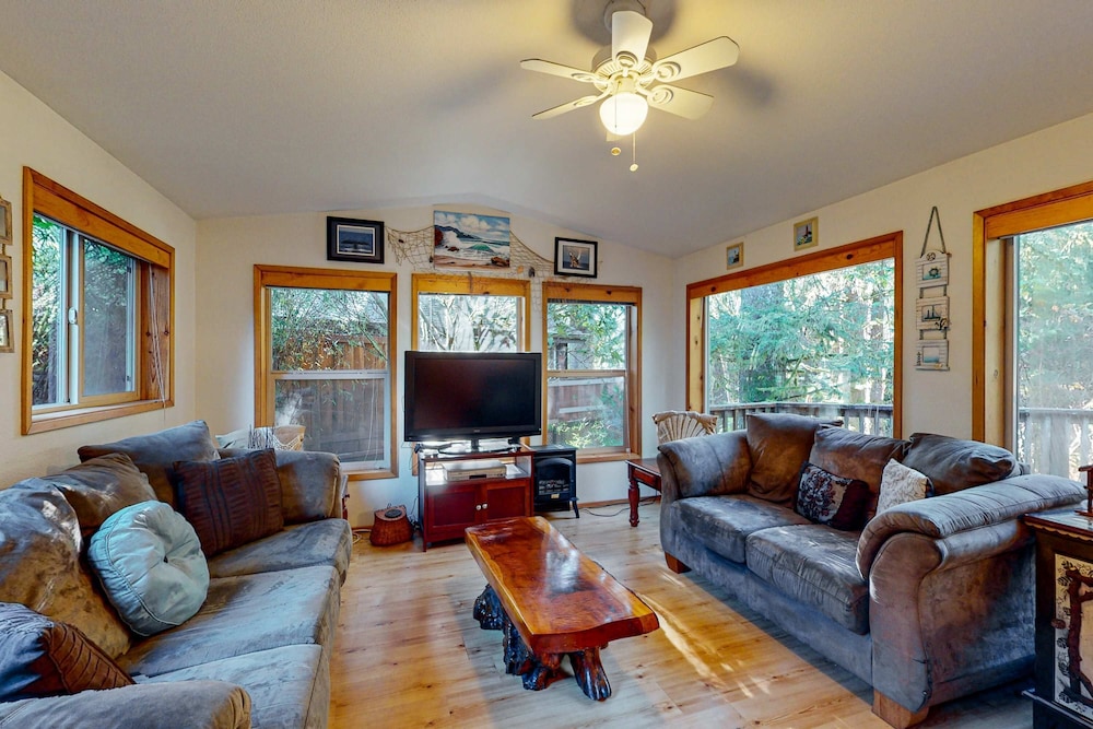 Beautiful coastal cabin with private hot tub, gas grill & scenic deck ...