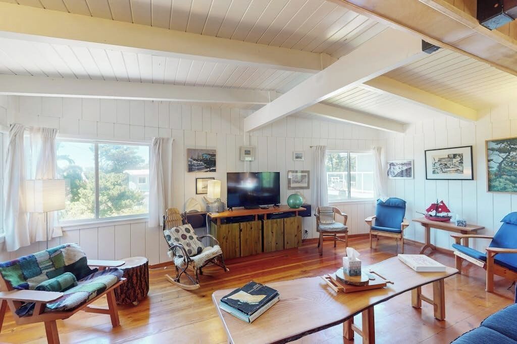 Florence Oceanfront Escape, Where Cozy Meets Coastal Charm - Florence, OR