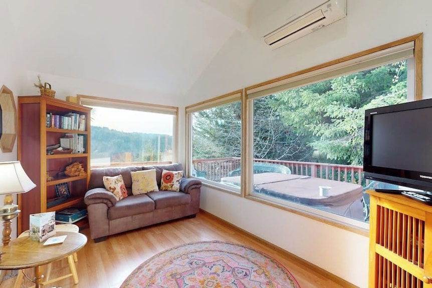 Peaceful Dog-friendly Cabin On The Coast With Great Deck Views - Brookings, OR