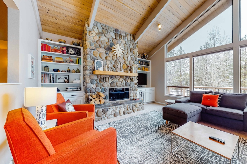 Dog-friendly gem near the Village & resort with SHARC passes & amazing ...