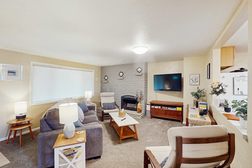 Upper Level Of Duplex With A Large Deck & Mountain View - Dog Friendly For 1 Dog - Eugene, OR