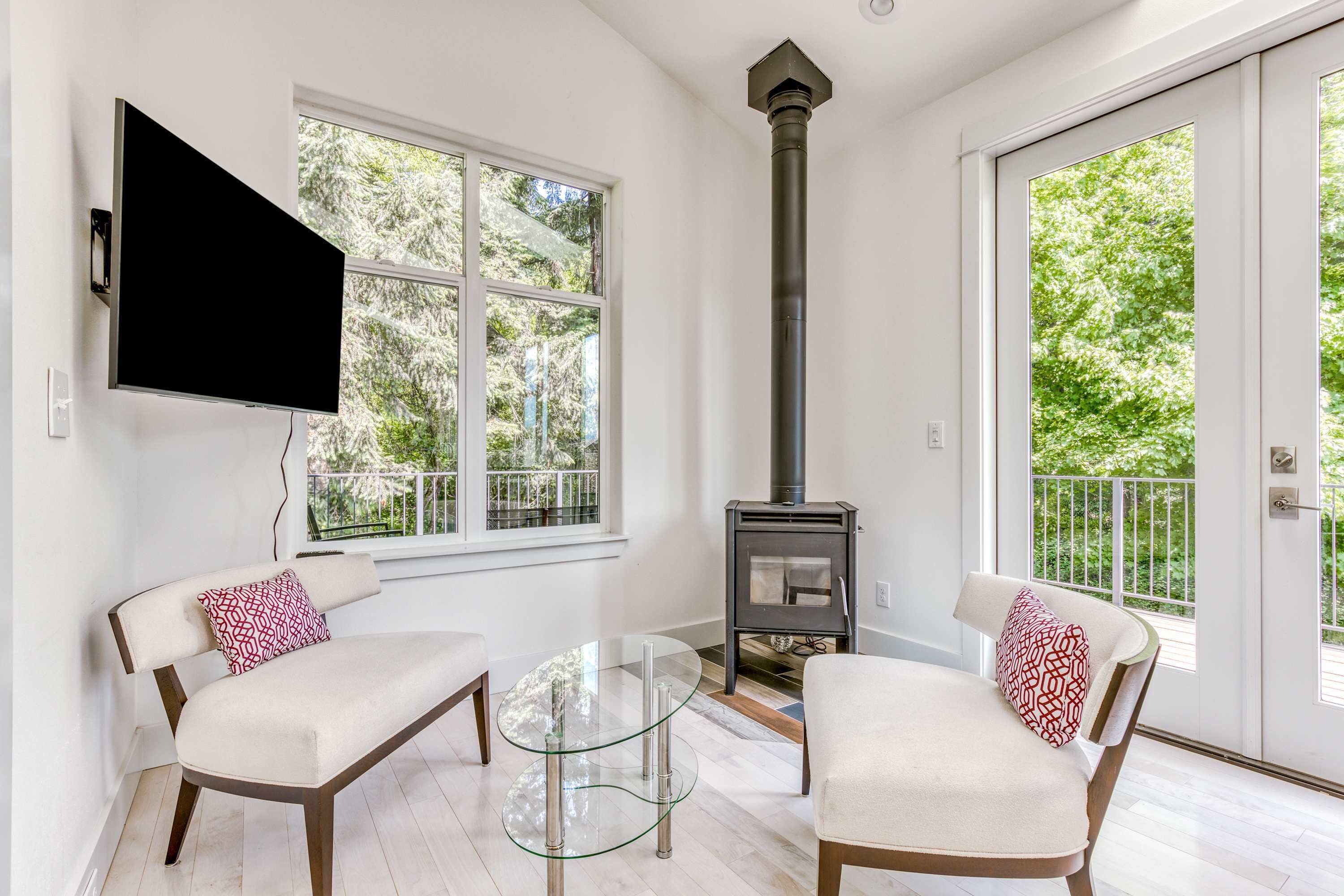 Lovely House With River & Mountain Views, Deck, Grill, Washer/dryer & Wood Stove - Carson, WA