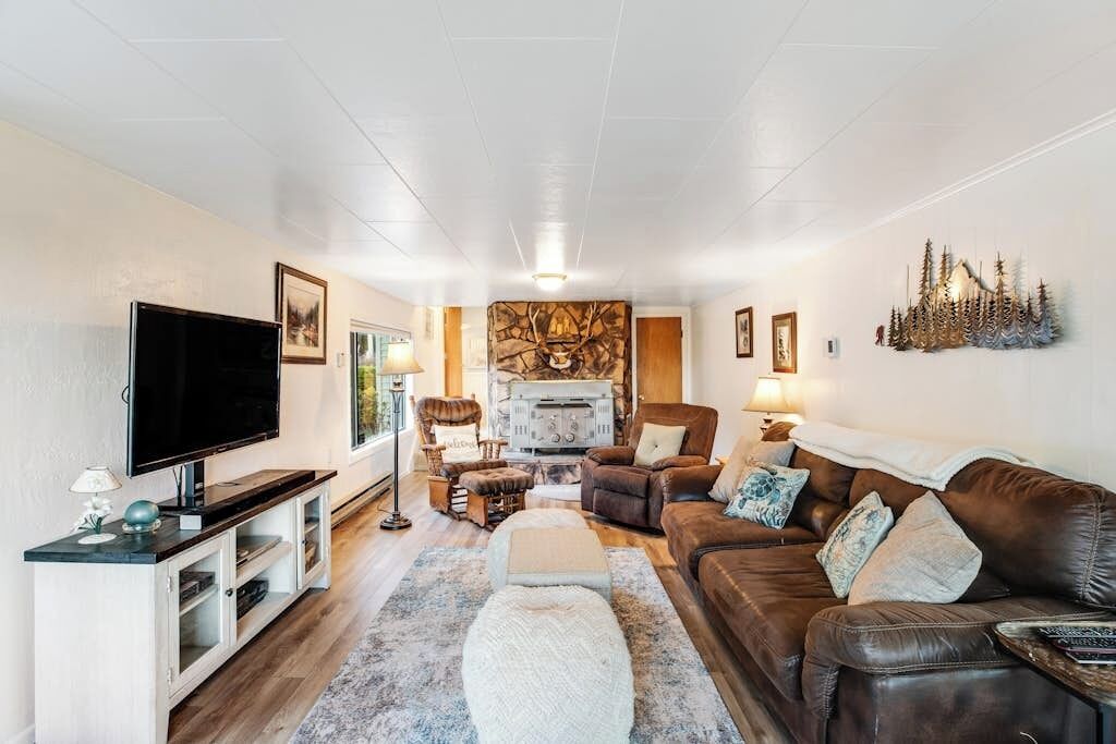 Dog-friendly Home With Siuslaw River Views, Fireplace & Wifi - Near Beach & Town - Florence