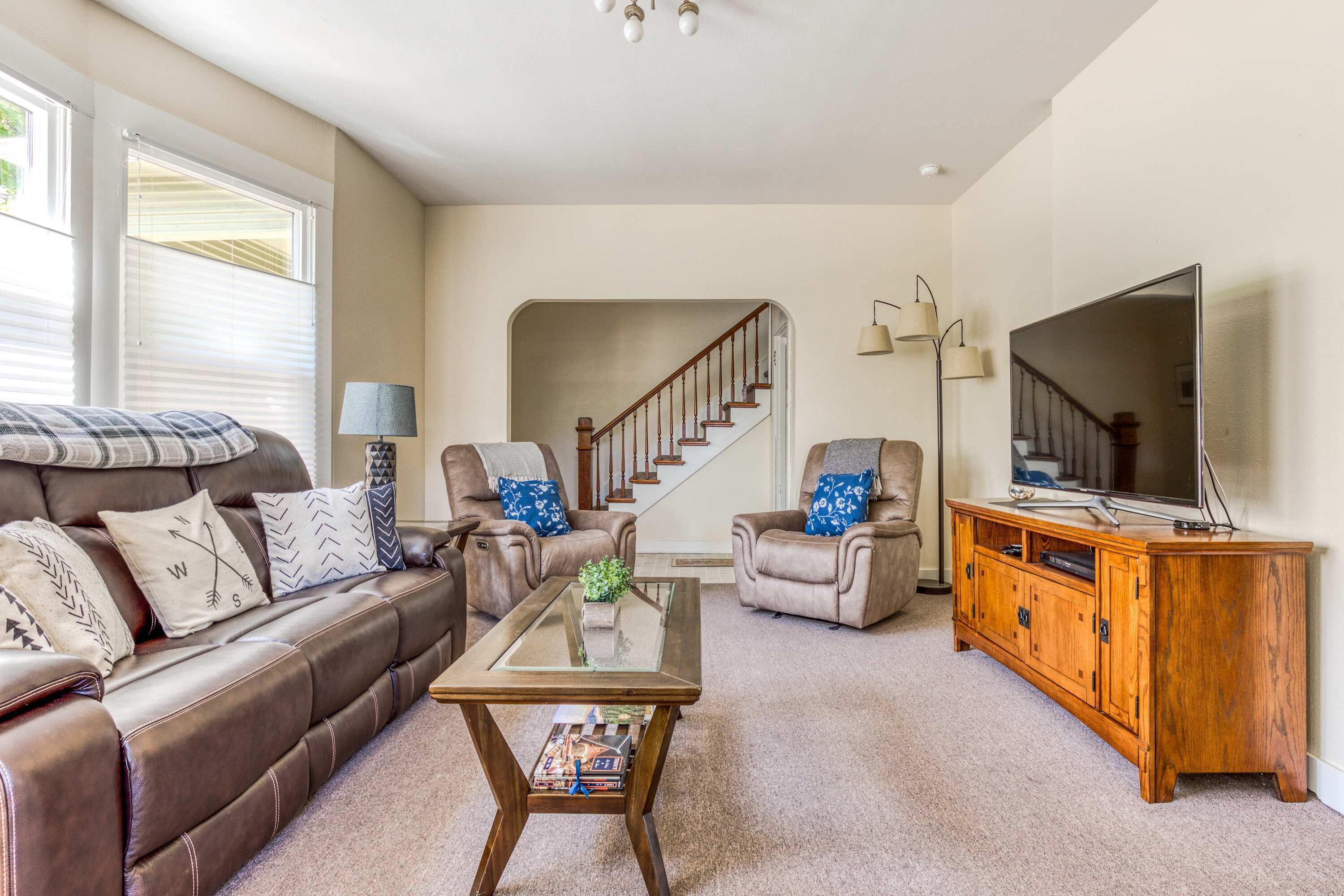 Spacious Downtown Craftsman With Private Hot Tub, & River Views - Hood River, OR