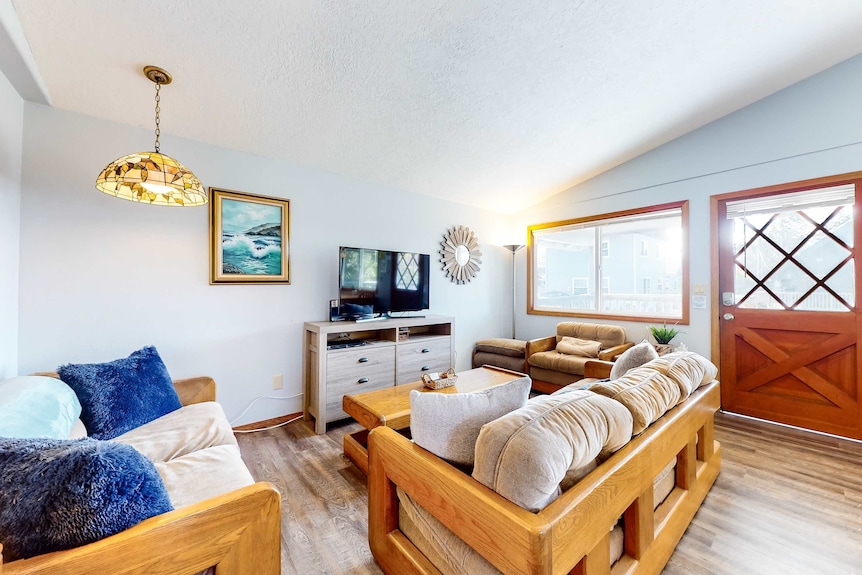 Dog-friendly Home One Block From The Beach With Deck & Washer/dryer - Manzanita, OR