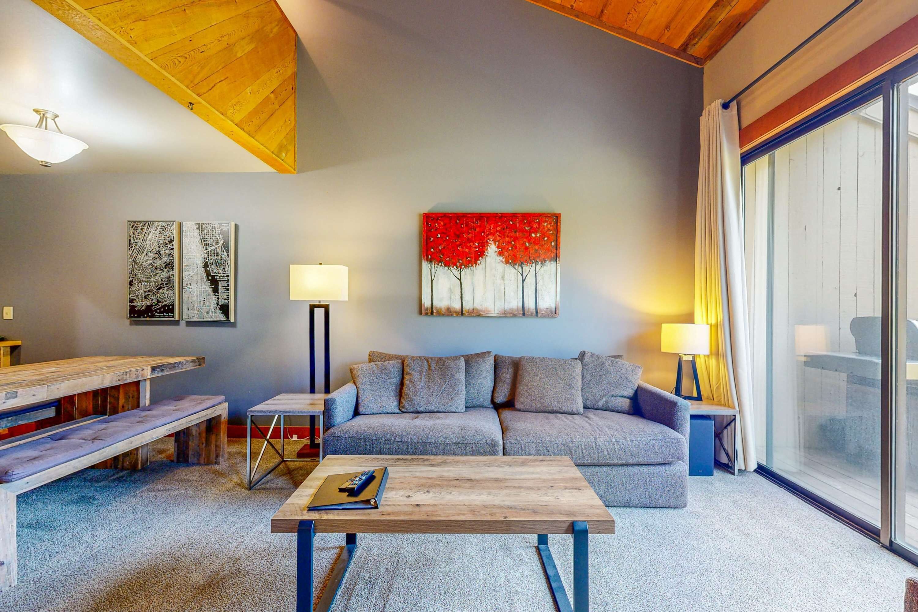 Central Oregon Condos With Pools, Athletic Courts, Wood Fireplace, & Gas Grill - Sisters, OR