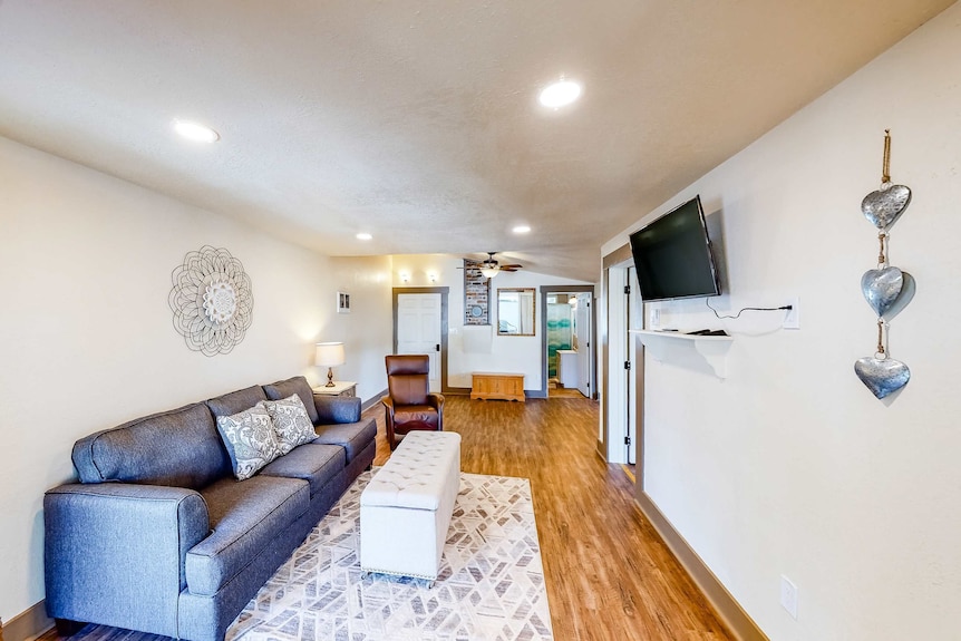 Charming Home With Fast Wifi, A Private Washer&dryer, & Two Kitchens - Springfield, OR