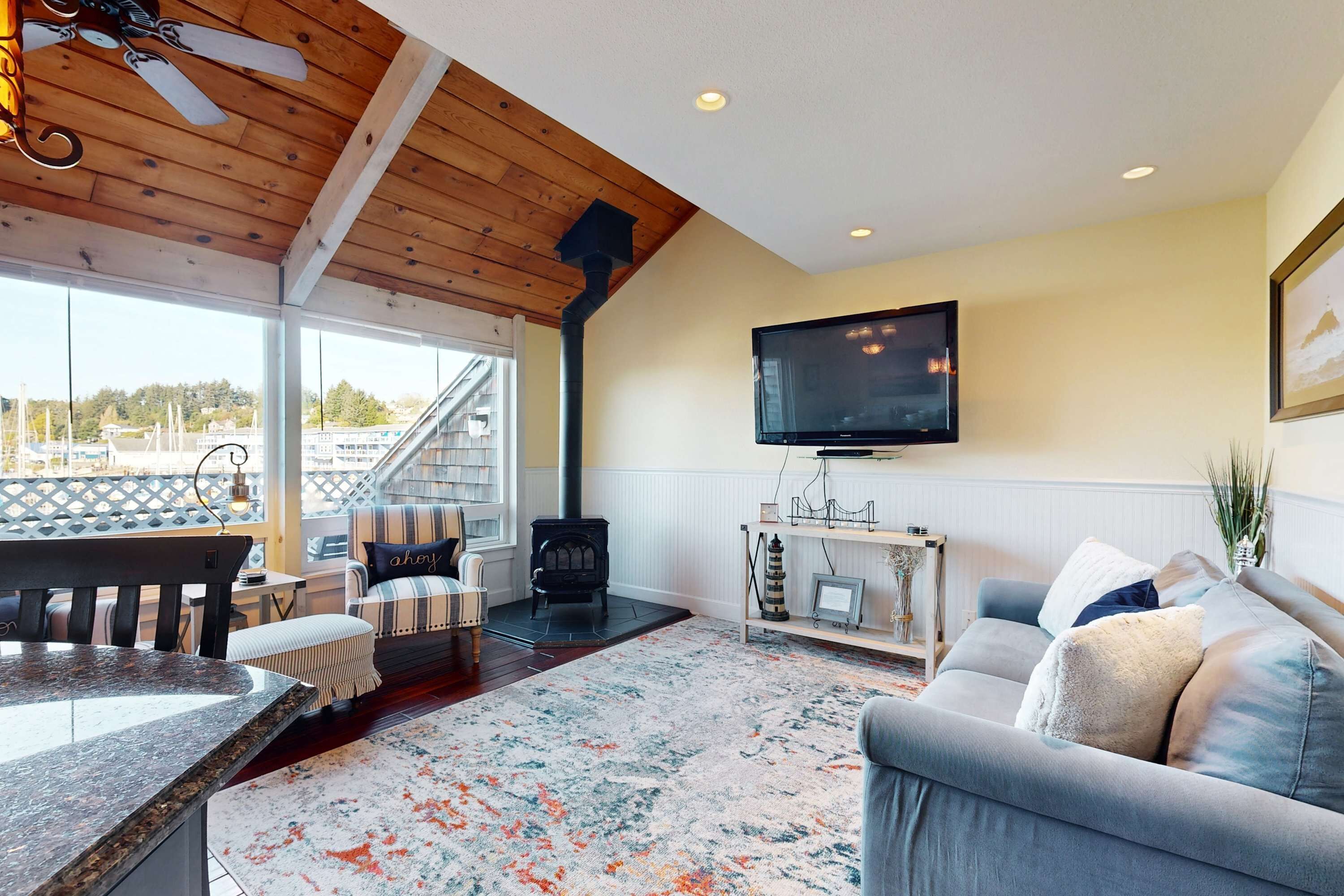 Waterfront Condo With Bay Views & Shared Gym - Dog-friendly - Newport, OR