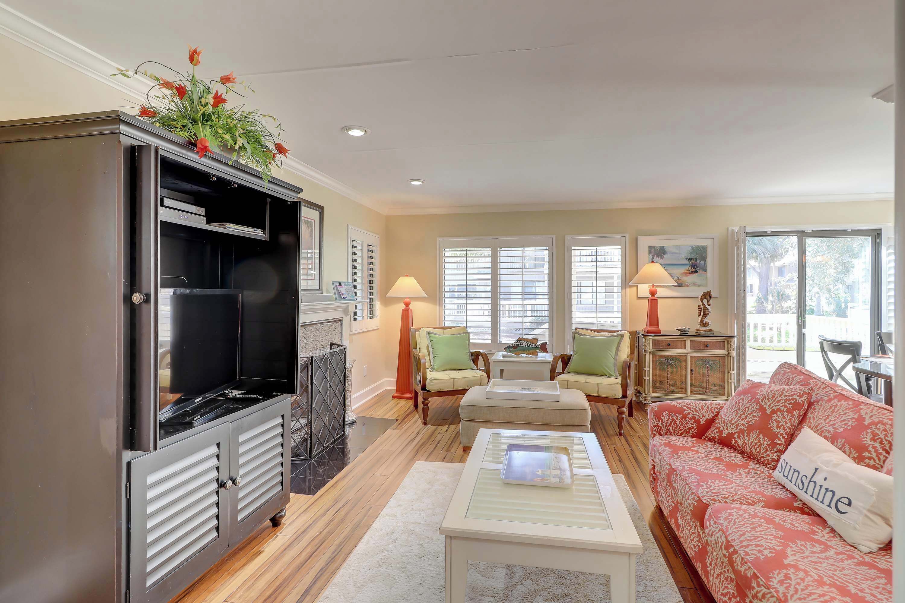 Coastal Villa With Spacious Deck, Pool & Walk To Beach - Hilton Head Island