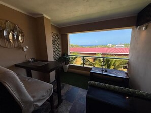 Quarto premium, 1 cama Queen, sacada, vista para o oceano | Parte interna