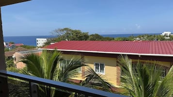 Quarto Premium, 1 cama queen-size, varanda, vista para o oceano | Terrenos do alojamento