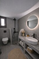Two Bedroom House Sea view with Outdoor Hot Tub | Casa de banho | Um polibã, um secador de cabelo, toalhas fornecidas, sabão 