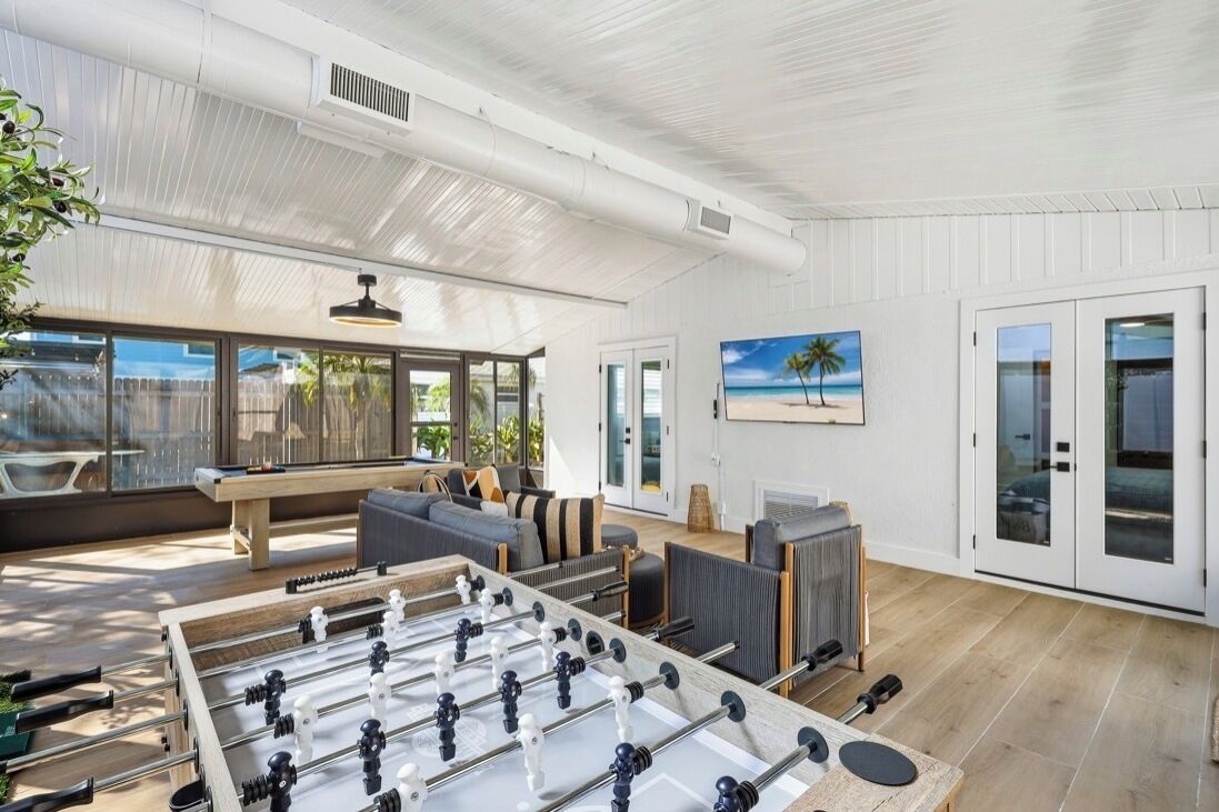 2 Bedroom 2 Bath. This Peaceful And Centrally Located Place. Youre Gonna Love! - Longboat Key, FL