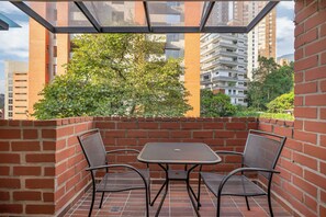 Apartamento, varanda, Vista para a cidade | Refeições ao ar livre