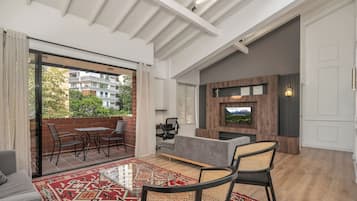 Apartamento, sacada, vista para a cidade | Área de estar