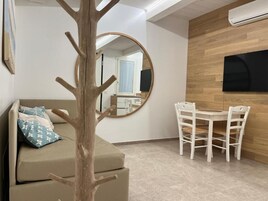 Apartamento Deluxe | Sala de estar | TV de ecrã plano