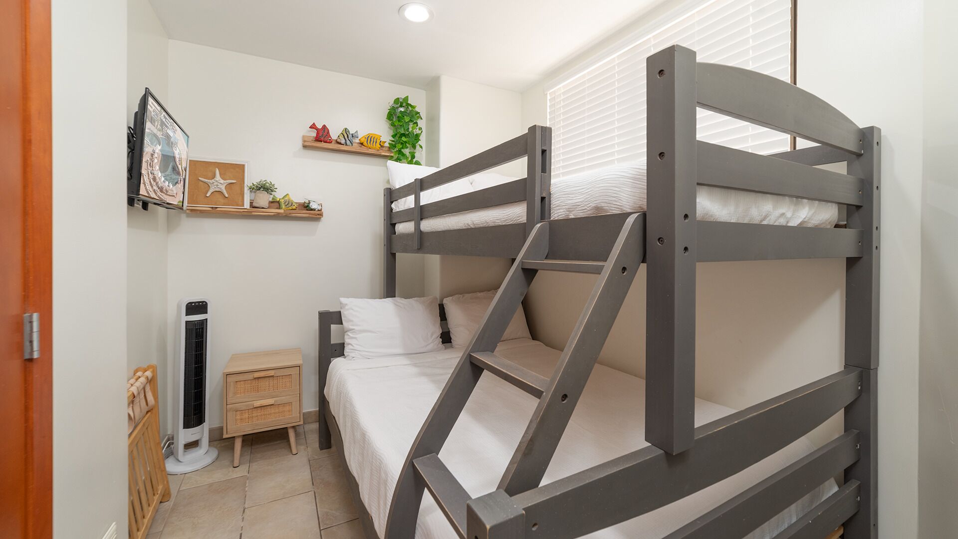 Chalé, várias camas, sacada, vista para o oceano (Las Palomas Resort Cristal 803) | 2 quartos, ferros/tábuas de passar roupa, individualmente decorados