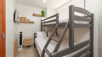 Chalé, várias camas, sacada, vista para o oceano (Las Palomas Resort Cristal 803) | 2 quartos, ferros/tábuas de passar roupa, individualmente decorados