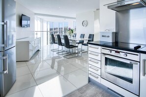 Apartamento (3 Bedrooms) | Cozinha privada | Um micro-ondas, um forno, uma placa de cozinha, uma cadeira de bebé 