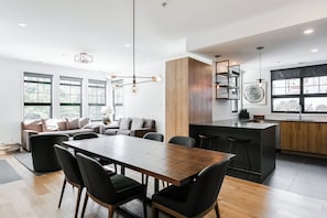 Apartamento Deluxe, pátio, vista para o jardim | Sala de jantar