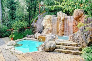 Piscina com cascata