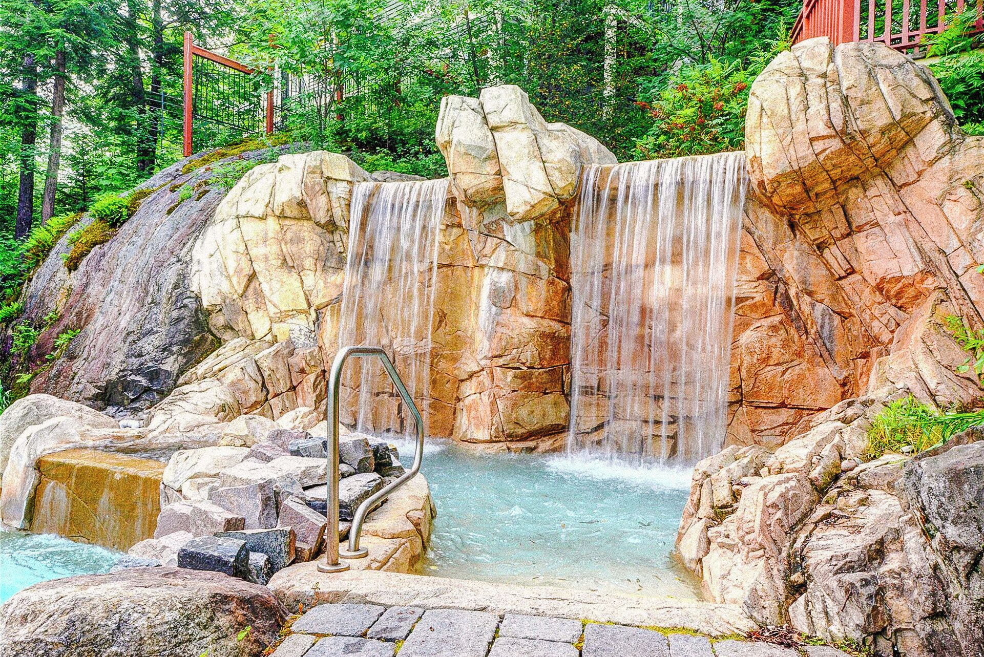 Piscina com cascata