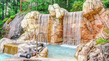 Piscina com cascata