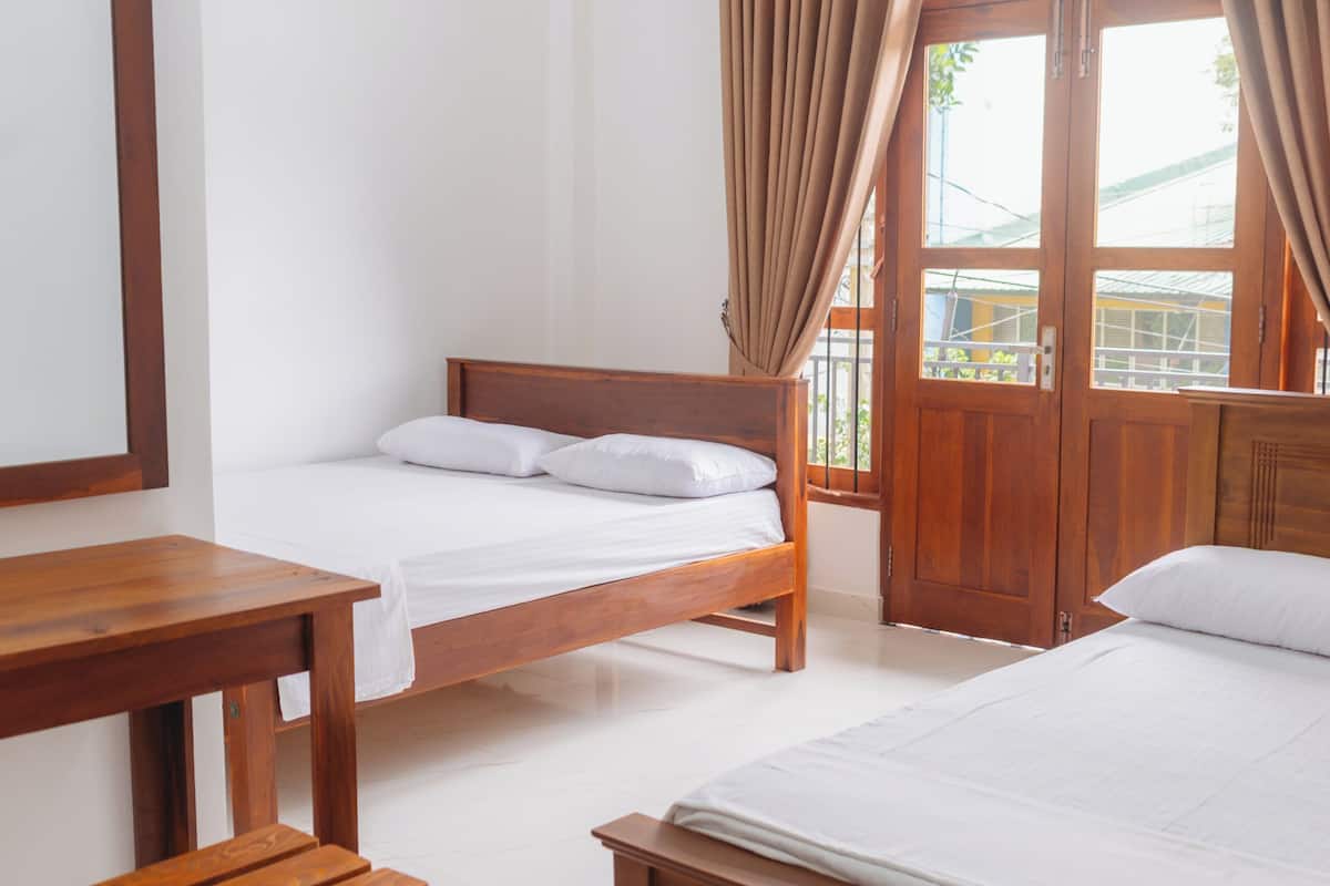 Quarto com uma cama, uma escrivaninha e uma cadeira.