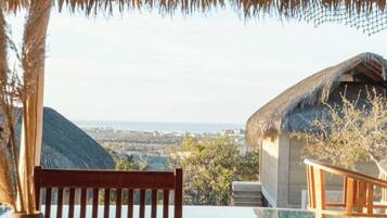 Cabana de Madeira de Luxo, vista para o oceano | Refeições ao ar livre